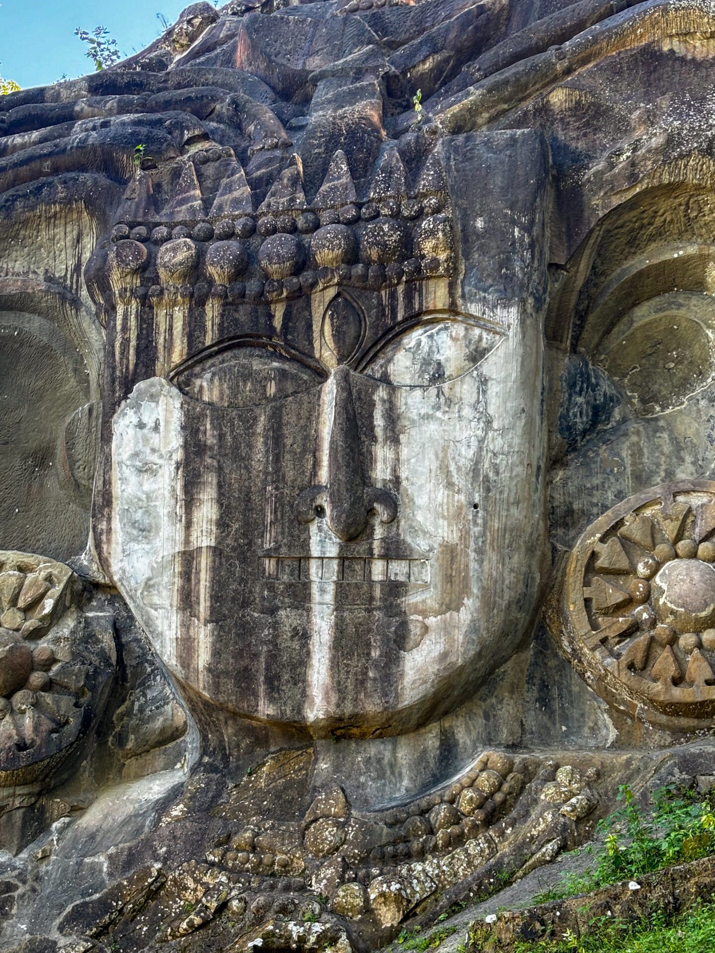Unakoti: A Journey to the Lost Hill of Faces. - The Floating Pebbles